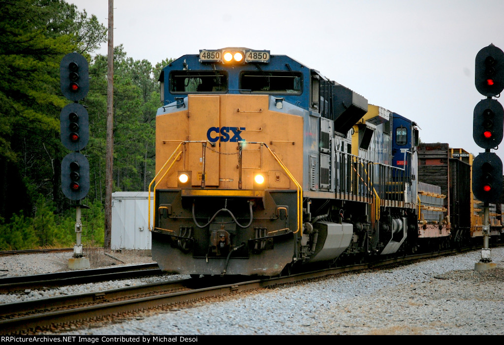CSX SD-70ACE #4850 splits the signals at North Collier with a northbound